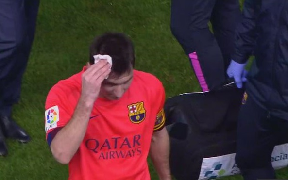 Video: Lionel Messi hit with object thrown from the crowd