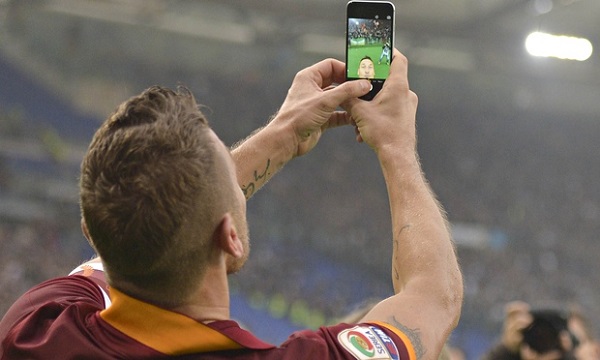 Francesco Totti becomes first footballer to celebrate a goal with selfie