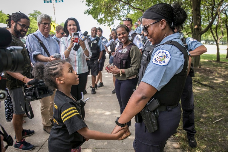 Meet Rosalyn Baldwin, 7-year-old girl on a mission to hug police ...